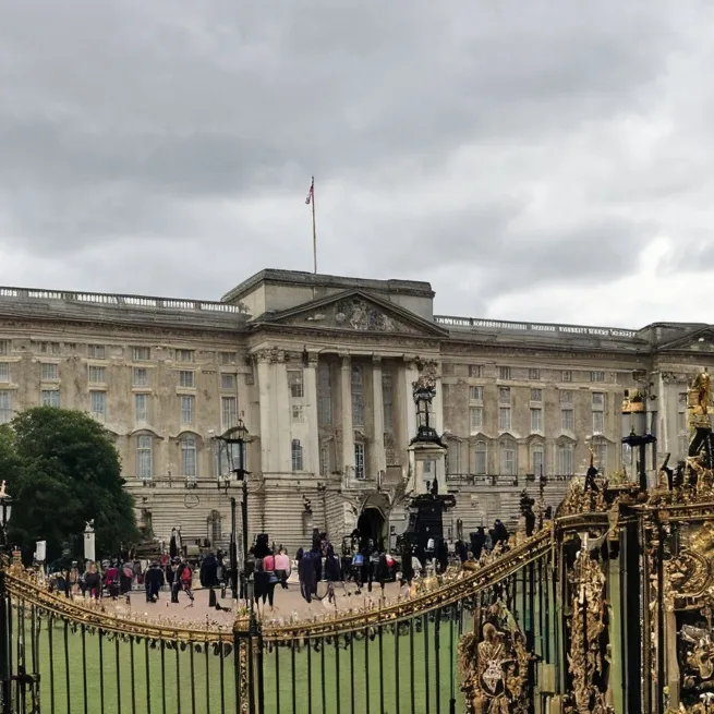 Chat with Buckingham palace - text or voice, Enjoy AI Chat Free & Safe