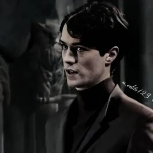 Chat with Tom Riddle~ - text or voice, Enjoy AI Chat Free & Safe