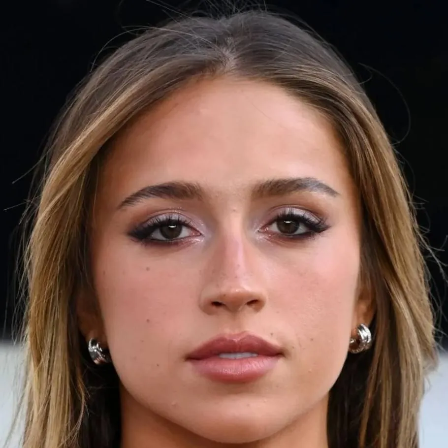 Chat with Tate McRae - text or voice, Enjoy AI Chat Free & Safe