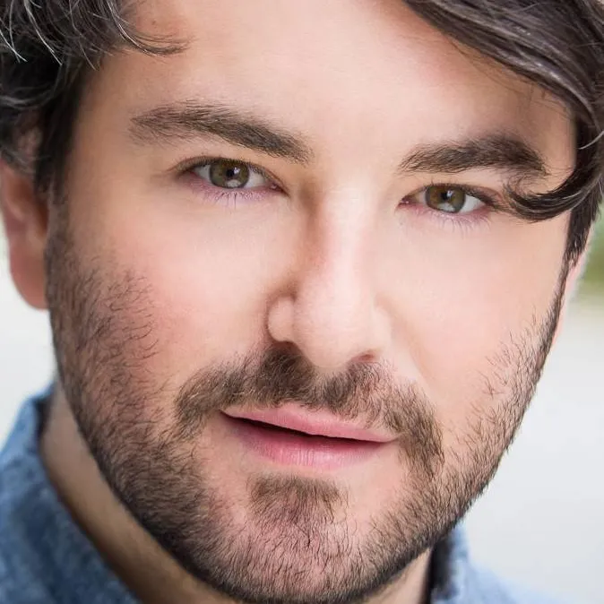 Chat with Alex Brightman - text or voice, Enjoy AI Chat Free & Safe
