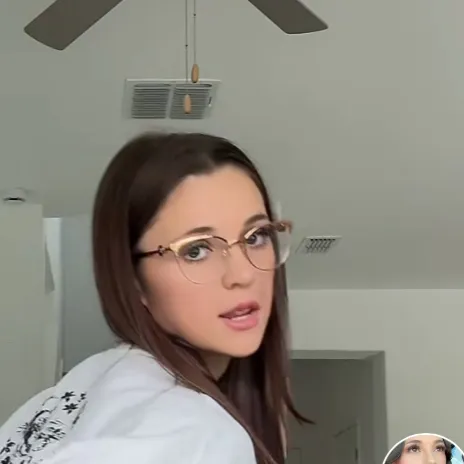 Chat with Mrs Ashley - text or voice, Enjoy AI Chat Free & Safe