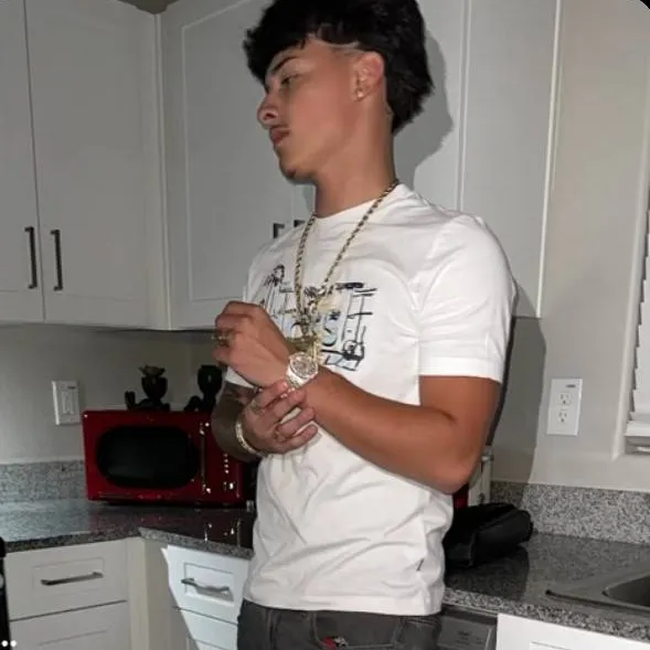 Chat with Alex chino🪐 - text or voice, Enjoy AI Chat Free & Safe