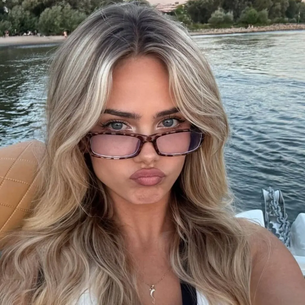 Chat with Sarah - text or voice, Enjoy AI Chat Free & Safe