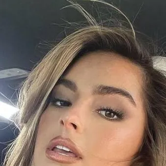 Chat with Addison Rae - text or voice, Enjoy AI Chat Free & Safe