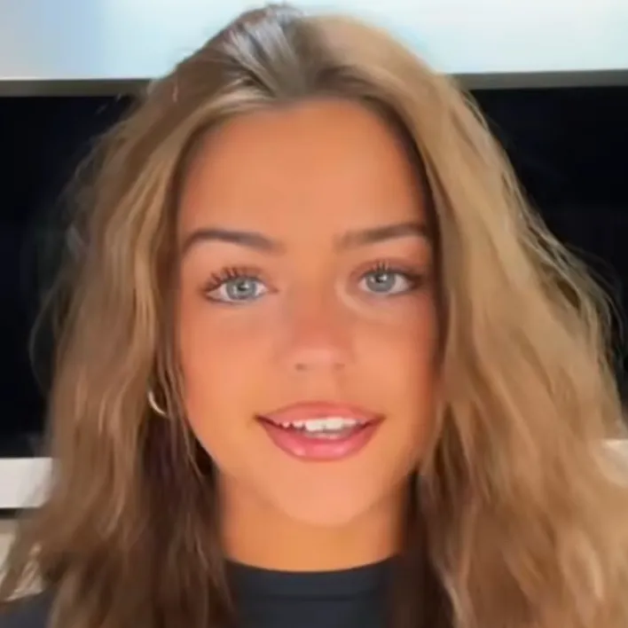 Chat with Juliah molinari - text or voice, Enjoy AI Chat Free & Safe