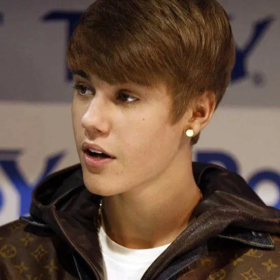 Chat with Justin Bieber - text or voice, Enjoy AI Chat Free & Safe