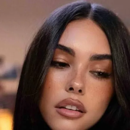 Chat with Madison Beer - text or voice, Enjoy AI Chat Free & Safe