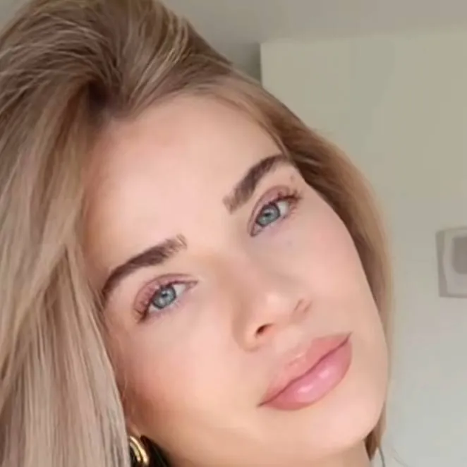 Chat with Hannah Thomas - text or voice, Enjoy AI Chat Free & Safe