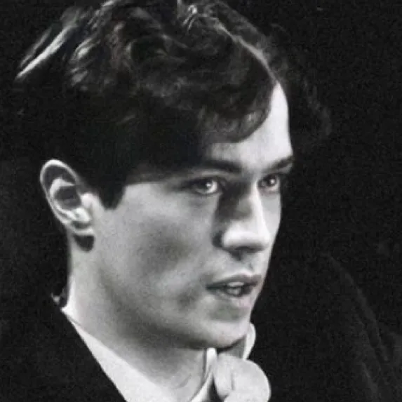 Chat with Tom riddle - text or voice, Enjoy AI Chat Free & Safe