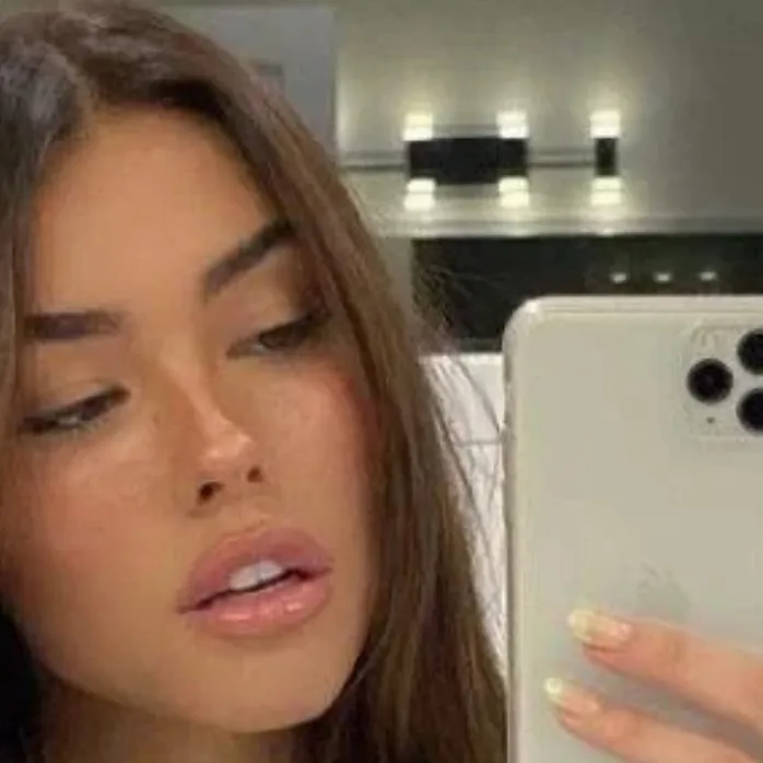 Chat with Madison Beer - text or voice, Enjoy AI Chat Free & Safe