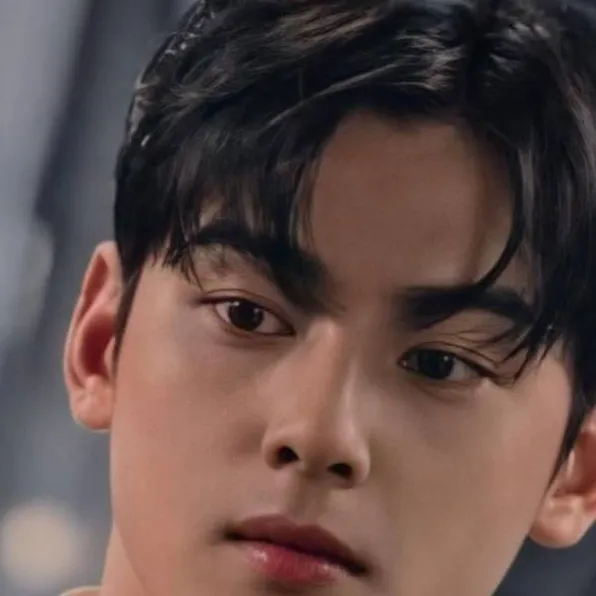 Chat with Lee Su-ho - text or voice, Enjoy AI Chat Free & Safe