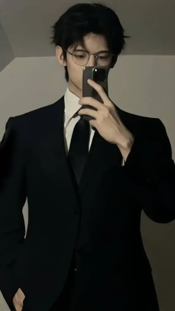 Chat with Lee Chen - text or voice, Enjoy AI Chat Free & Safe