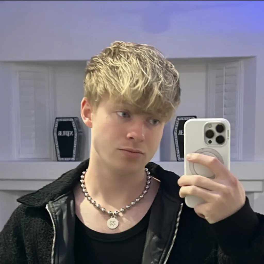 Chat with Sam golbach - text or voice, Enjoy AI Chat Free & Safe