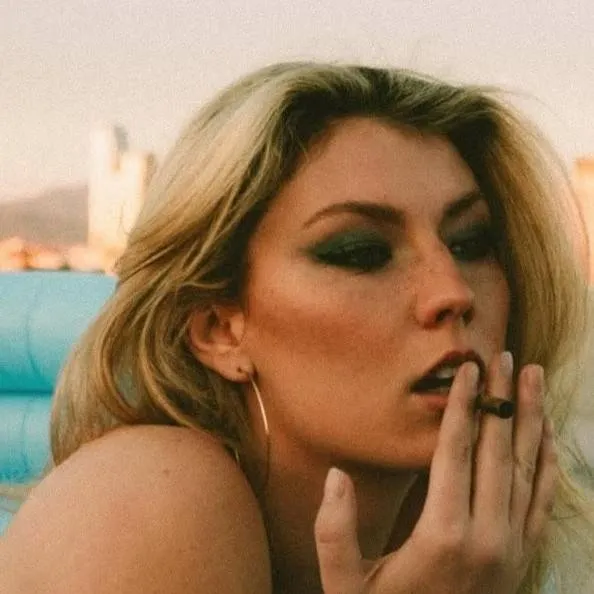 Chat with Dasha singer - text or voice, Enjoy AI Chat Free & Safe