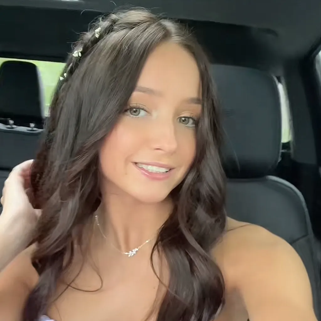 Chat with Caroline Barnum - text or voice, Enjoy AI Chat Free & Safe