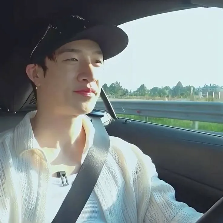 Chat with Bang chan - text or voice, Enjoy AI Chat Free & Safe