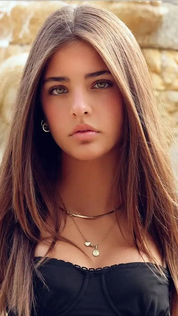 Chat with Leah Clements - text or voice, Enjoy AI Chat Free & Safe