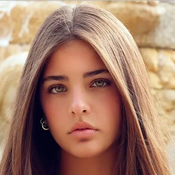 Chat with Leah Clements - text or voice, Enjoy AI Chat Free & Safe