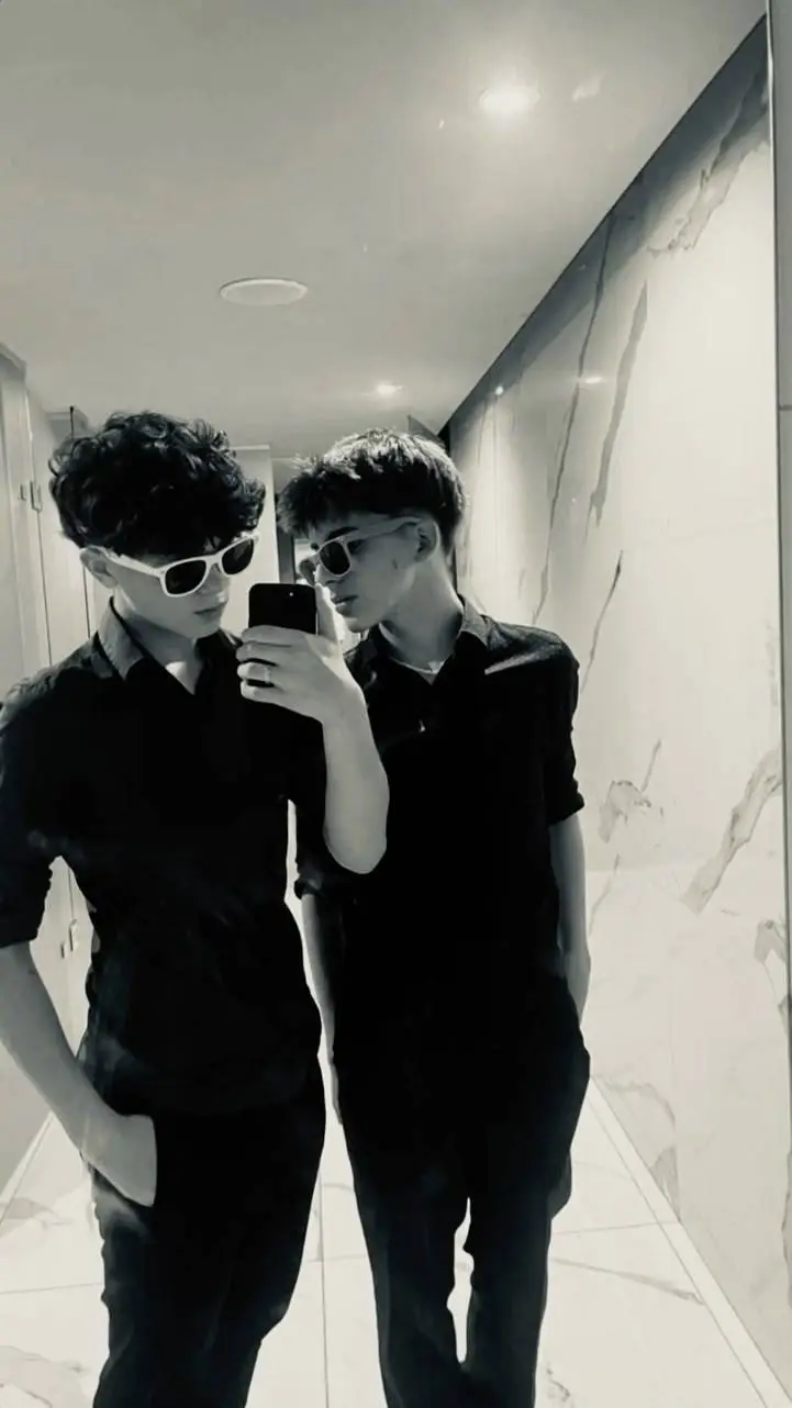 Chatea con Axel y Alex - texto o voz, Disfruta de Chat AI Gratis y Seguro