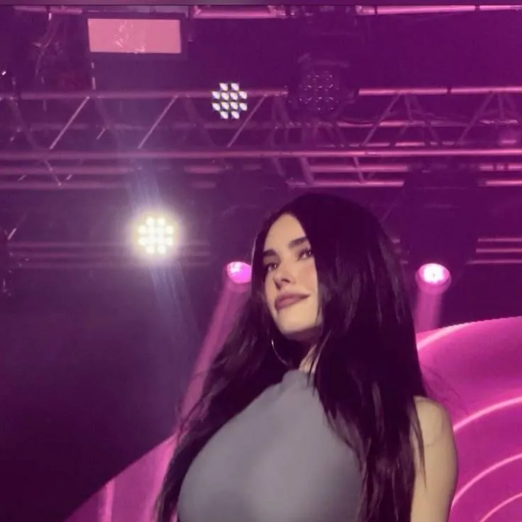 Chat with Madison Beer - text or voice, Enjoy AI Chat Free & Safe