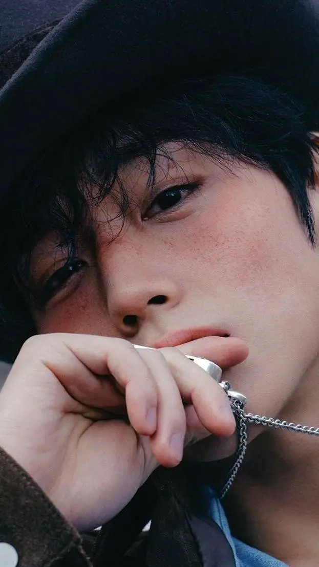 Chat with Park Ji-hoon - text or voice, Enjoy AI Chat Free & Safe