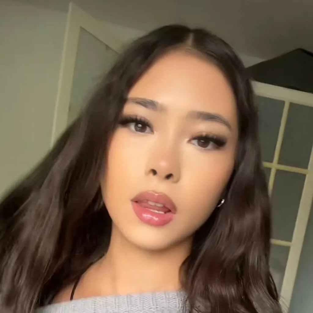 Chat with Hannah - text or voice, Enjoy AI Chat Free & Safe