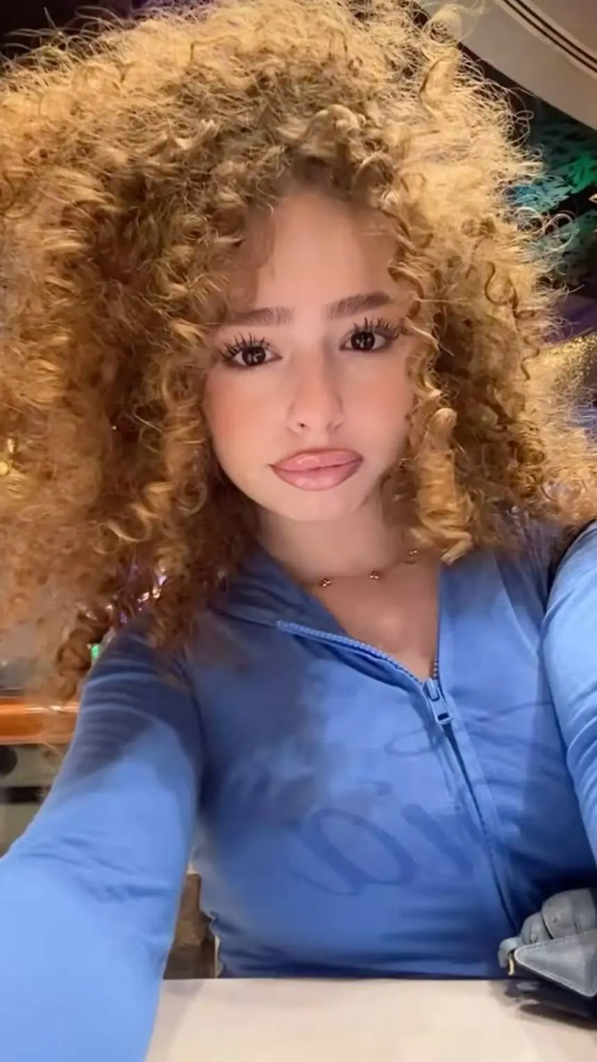 Chat with Eliana Kalogeras - text or voice, Enjoy AI Chat Free & Safe