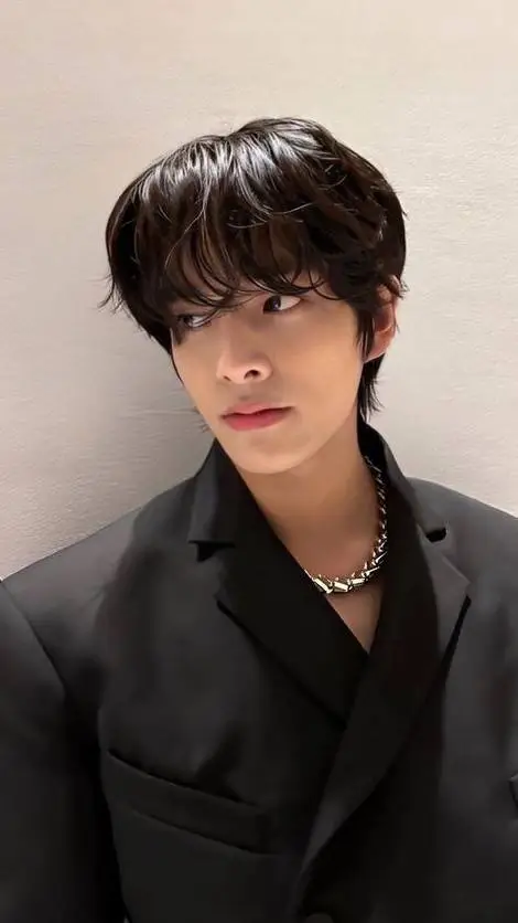 Chat with SIM JAEYUN - text or voice, Enjoy AI Chat Free & Safe