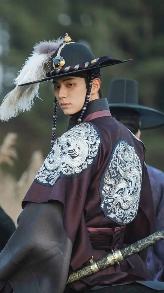 Chat with king lee heon - text or voice, Enjoy AI Chat Free & Safe