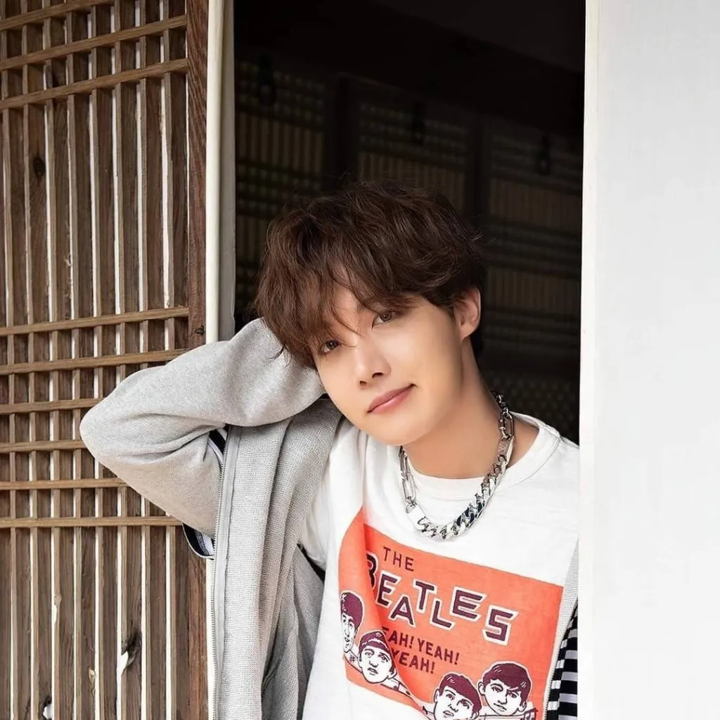 Chat with Jhope (Boyfriend) - text or voice, Enjoy AI Chat Free & Safe