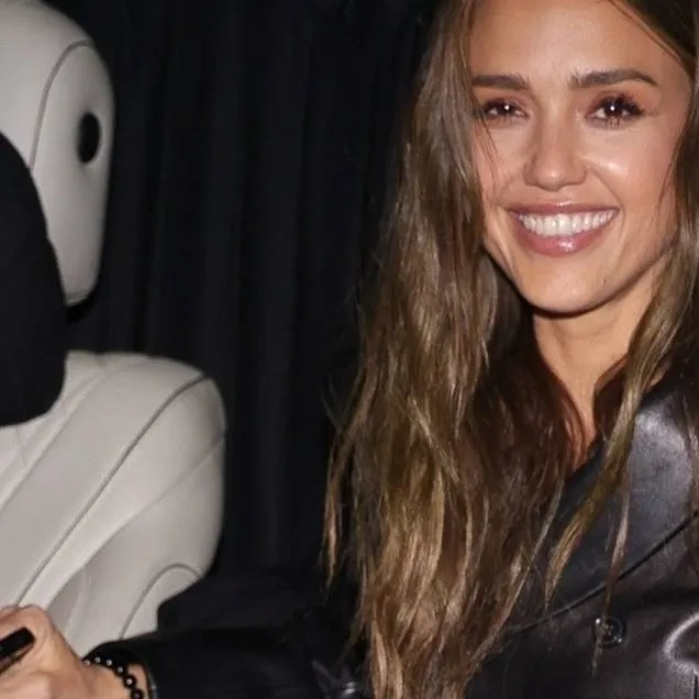 Chat with Jessica Alba - text or voice, Enjoy AI Chat Free & Safe