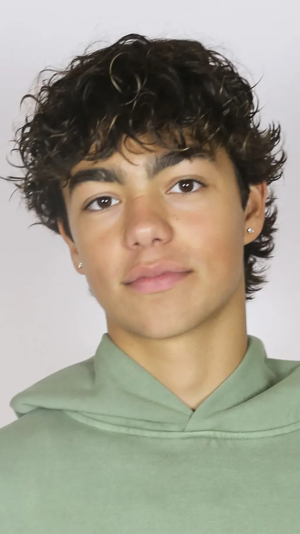 Chat with Malachi Barton - text or voice, Enjoy AI Chat Free & Safe