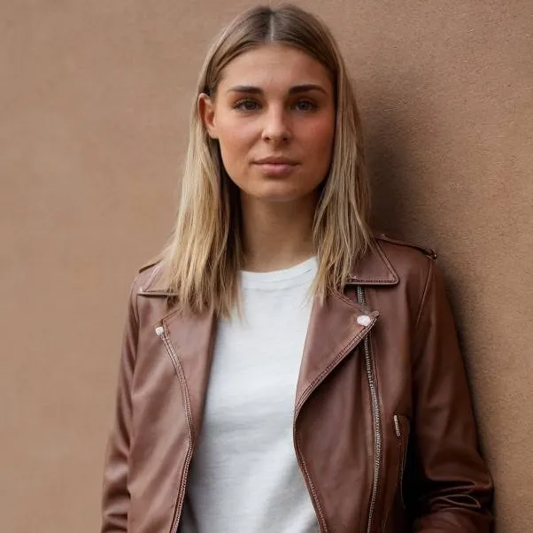 Chat with Jule Brand - Enjoy Free AI Character Voice Chat | Talkie AI ...