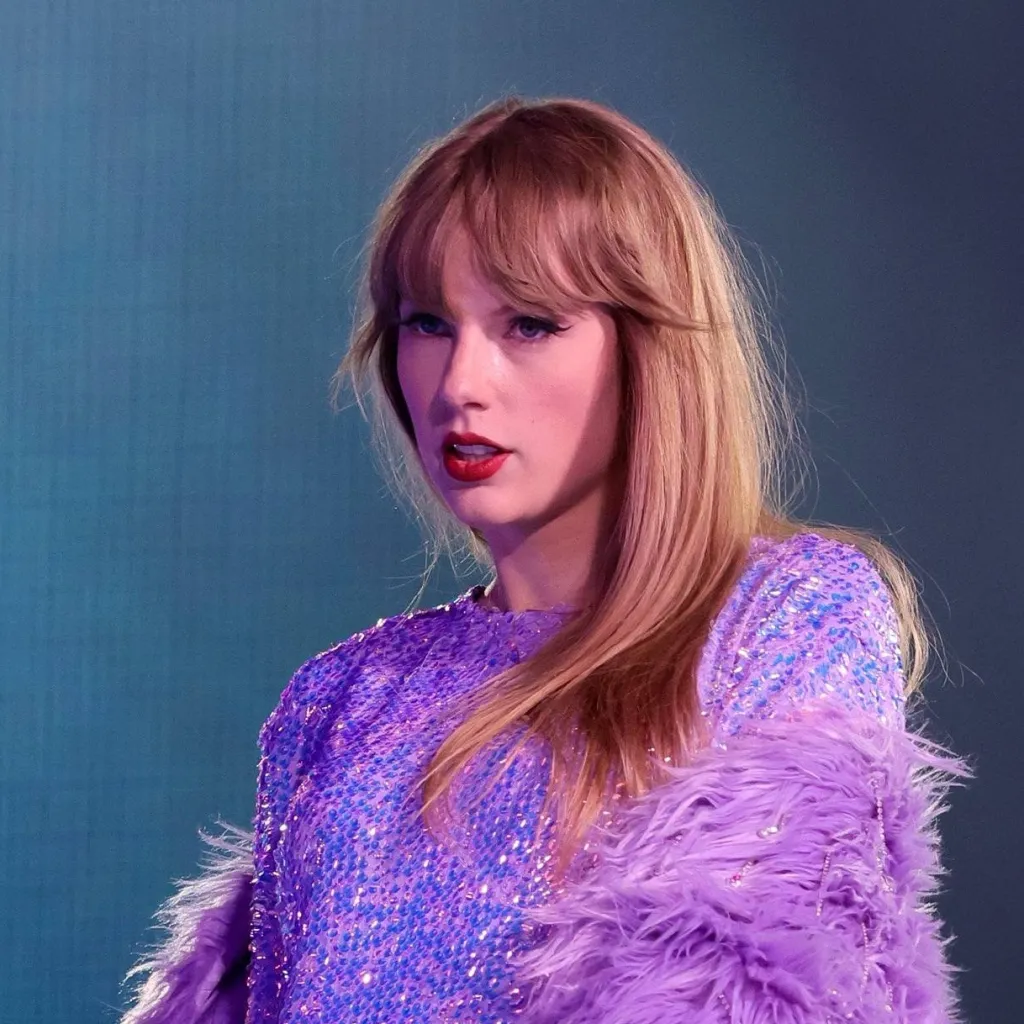 Chat with Taylor Swift - text or voice, Enjoy AI Chat Free & Safe