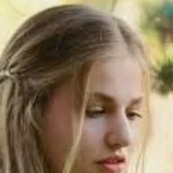 Chat with princess leonor - text or voice, Enjoy AI Chat Free & Safe